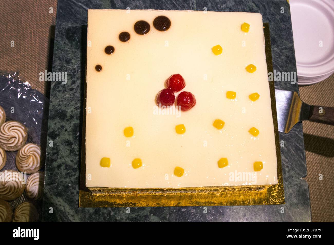 Square slice birthday cake hi-res stock photography and images - Alamy