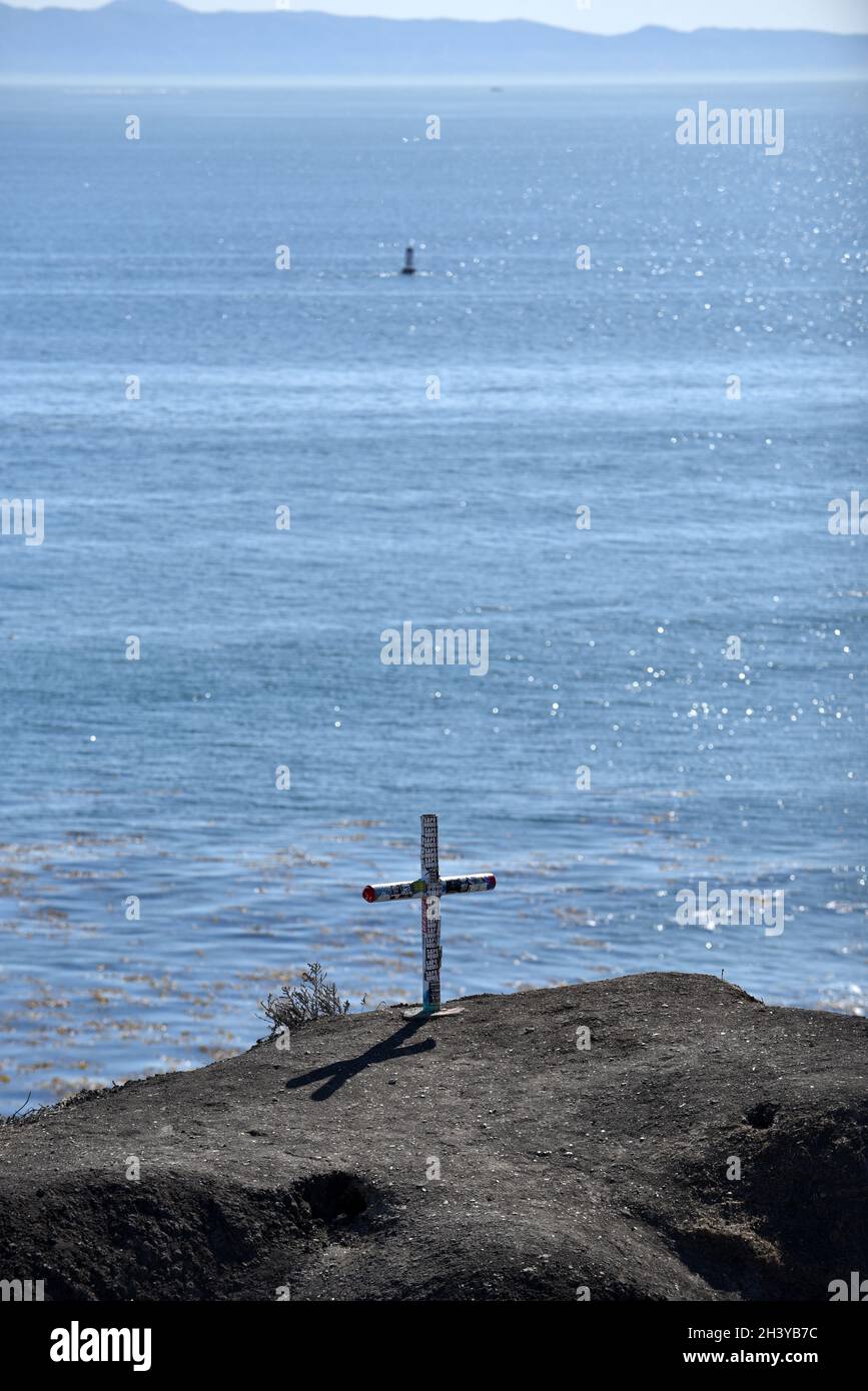 A cross on a bluff over the Pacific Ocean in the Sunken City area a San ...