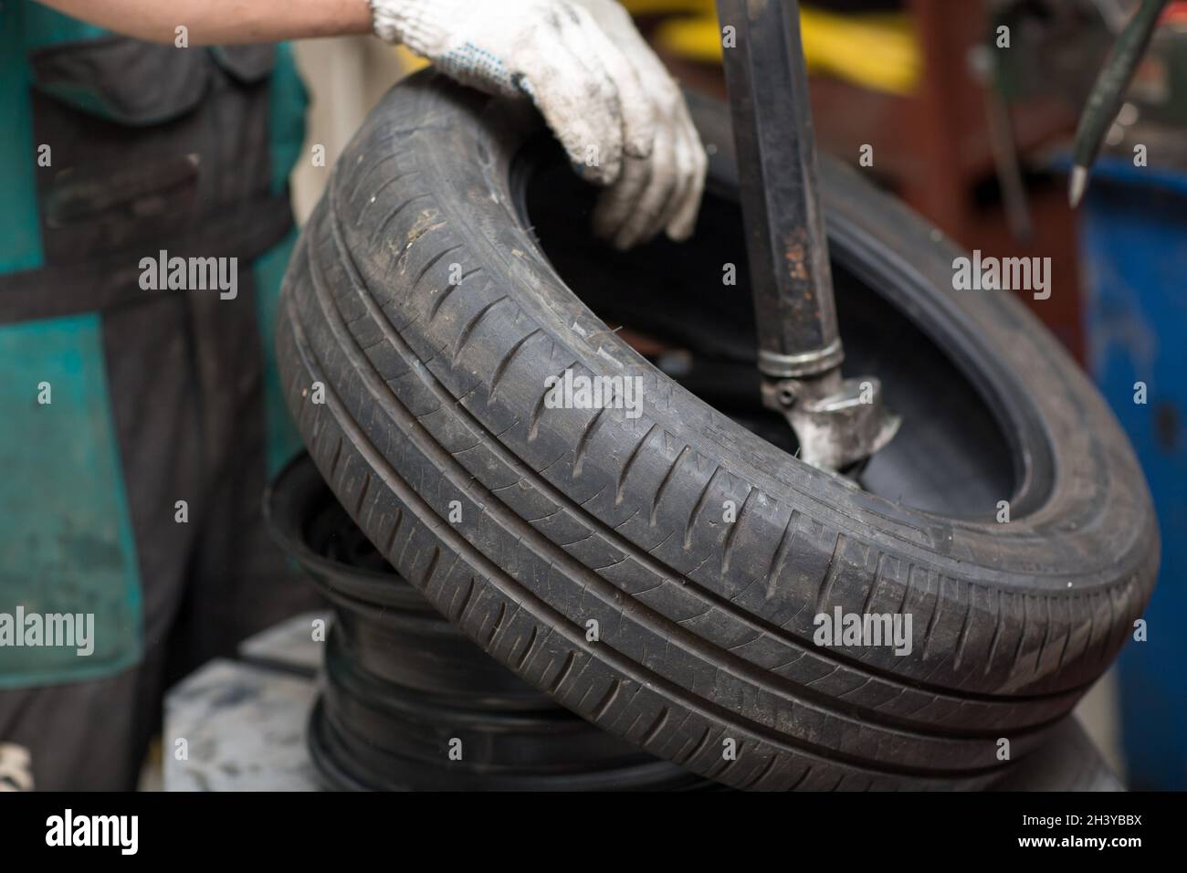 Mechanic changing car tire fitting. Wheel tyre repairing Stock Photo ...