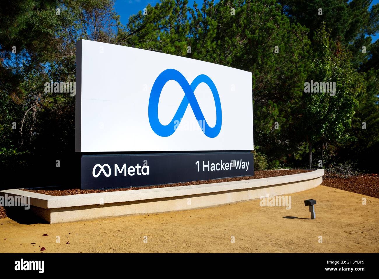 Meta advertising hi-res stock photography and images - Alamy