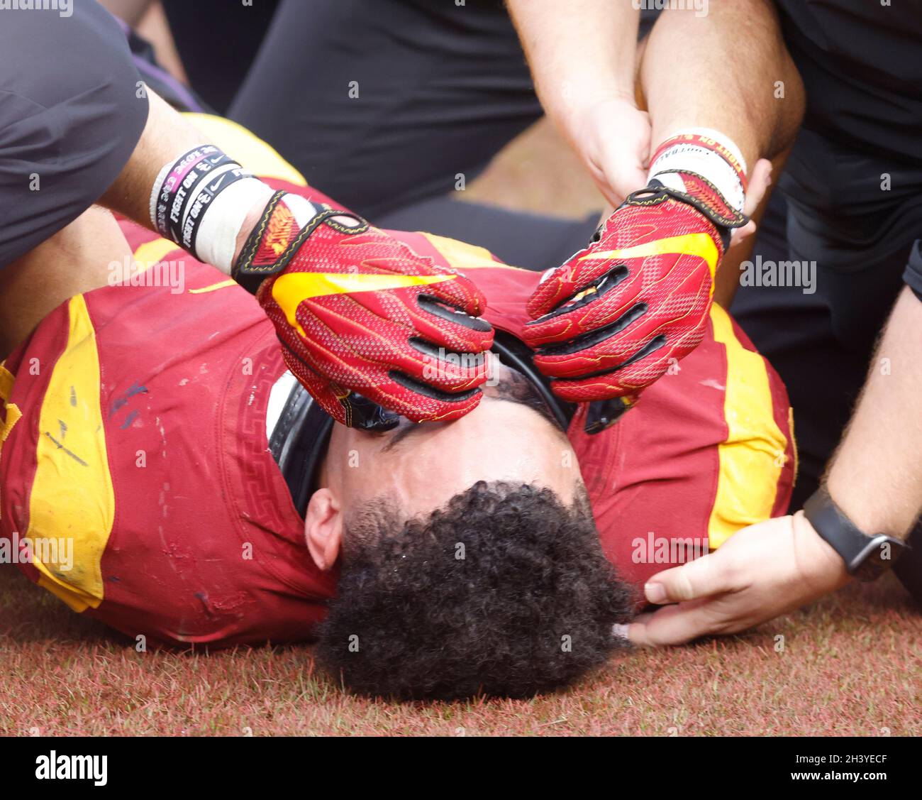 October 30, 2021 USC Trojans wide receiver Drake London #15 gets ...