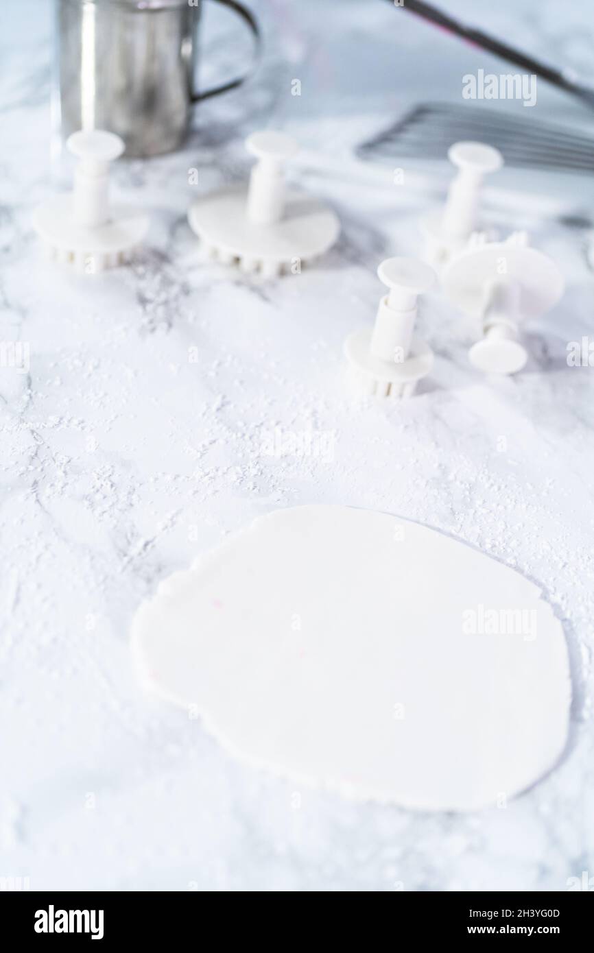 Rolling out fondant cut shapes hi-res stock photography and images - Alamy