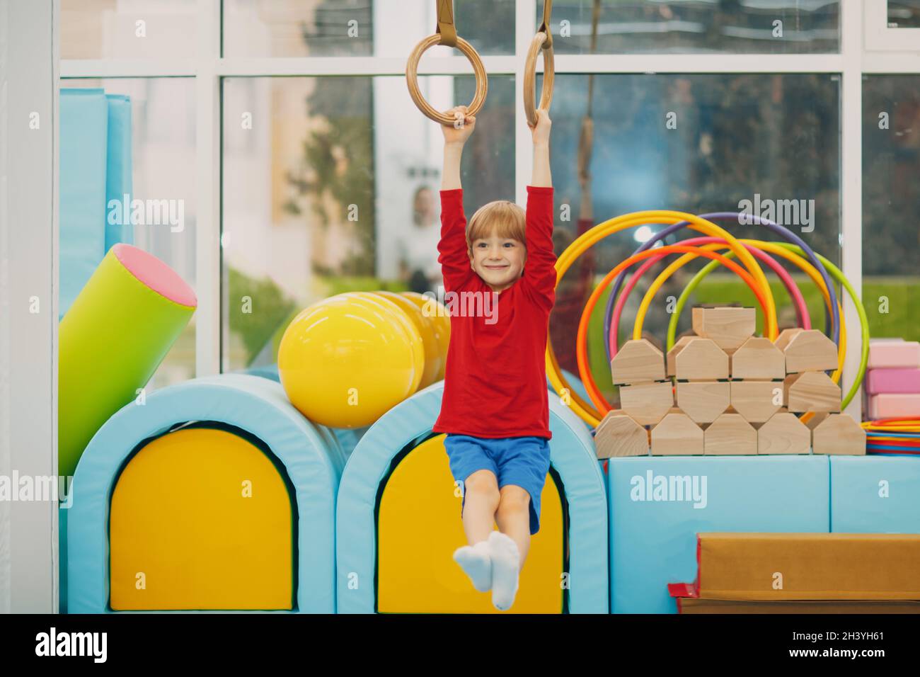 Primary school child gymnastics hi-res stock photography and images - Alamy