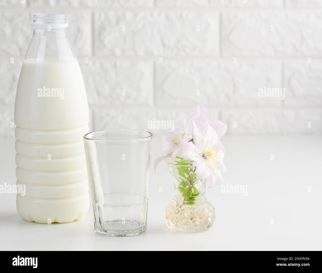 Empty milk glass hi-res stock photography and images - Alamy