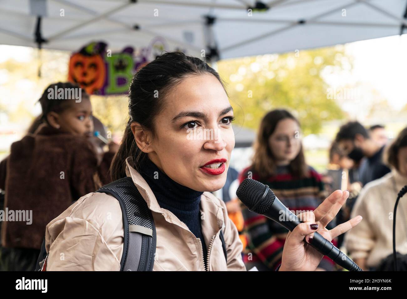 Aoc costume hi-res stock photography and images - Alamy