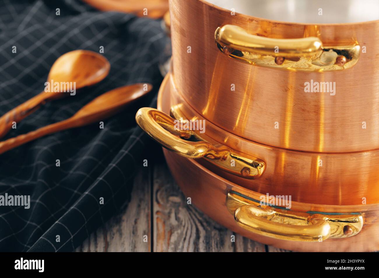 Copperware cookware hi-res stock photography and images - Alamy