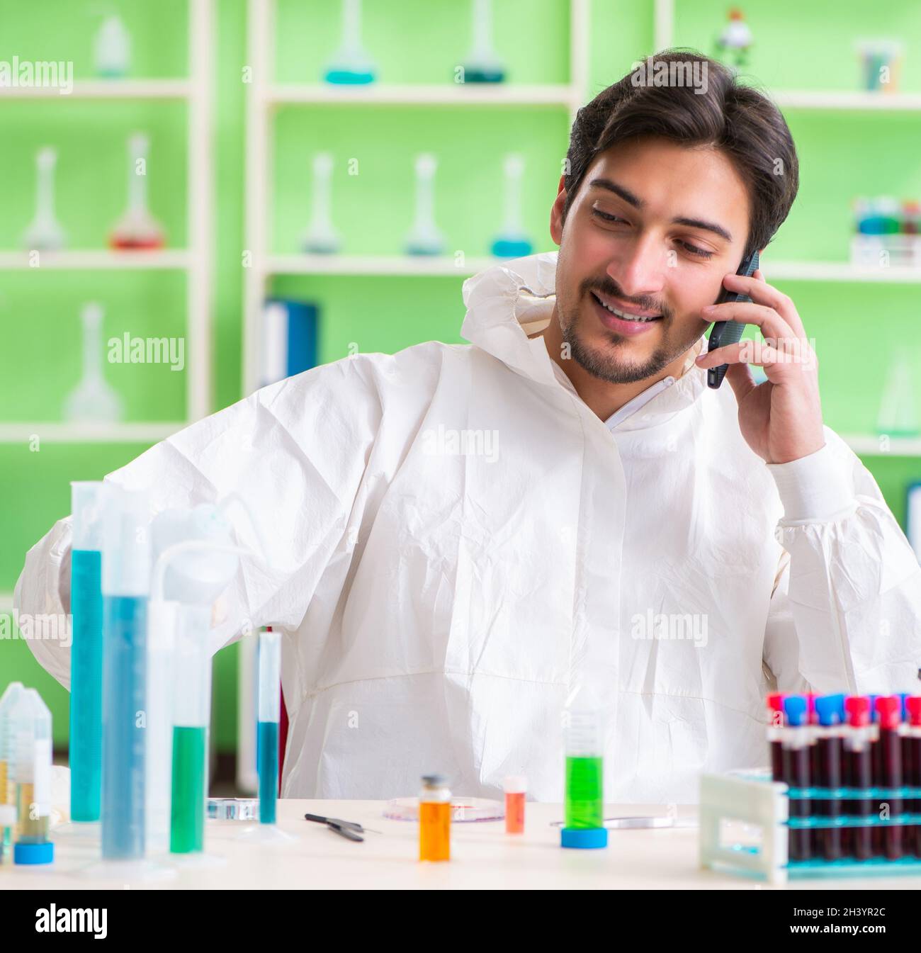 Chemist working in the lab on new experiment Stock Photo - Alamy