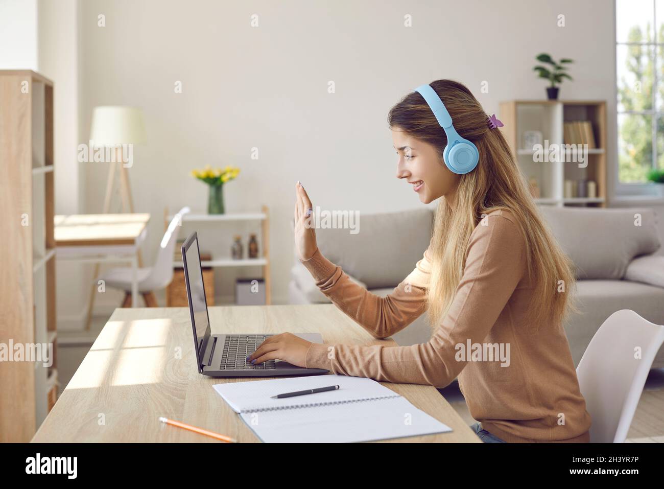 Girl on computer hi-res stock photography and images - Alamy