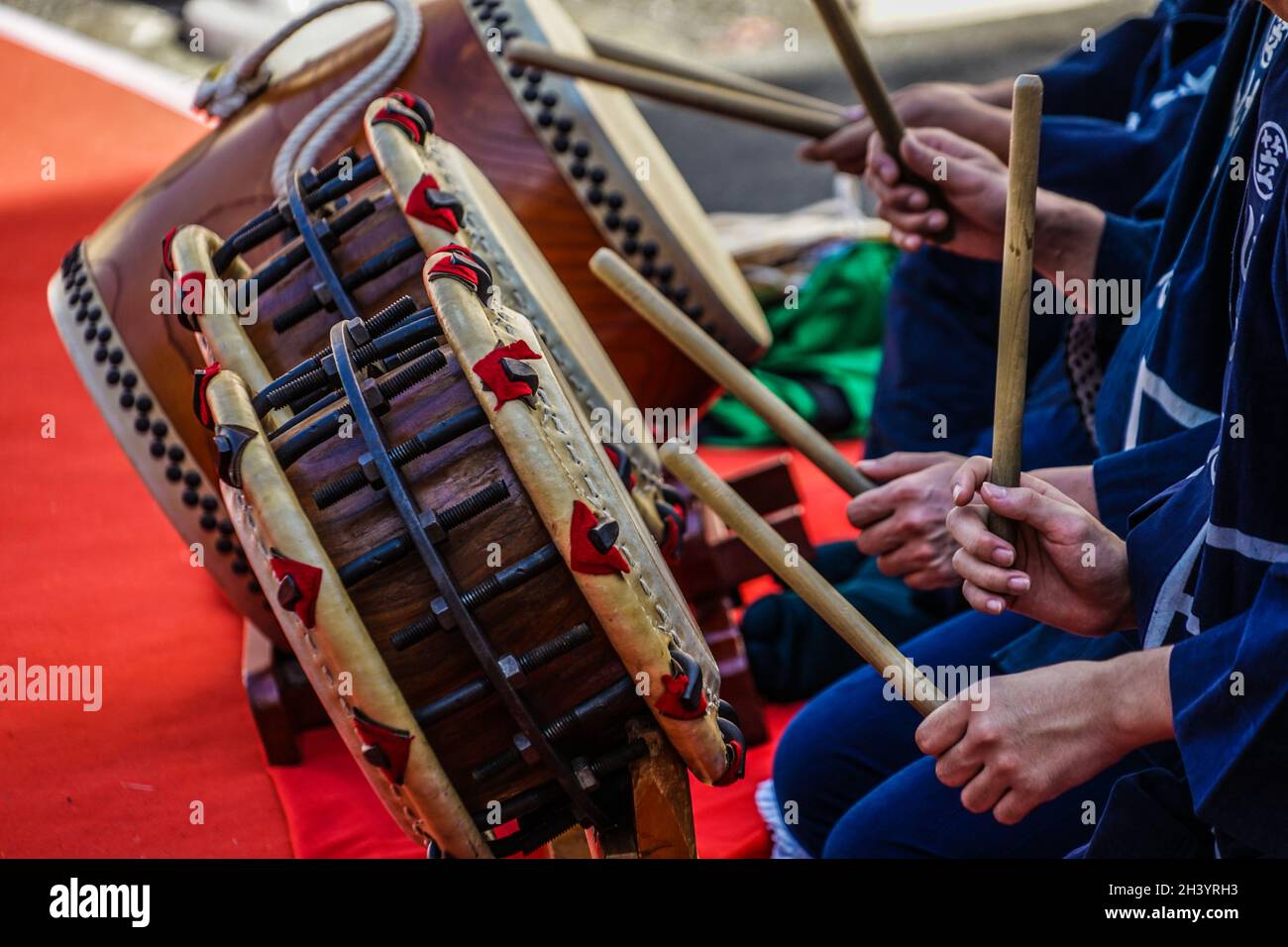 Image of people to play the taiko Stock Photo - Alamy