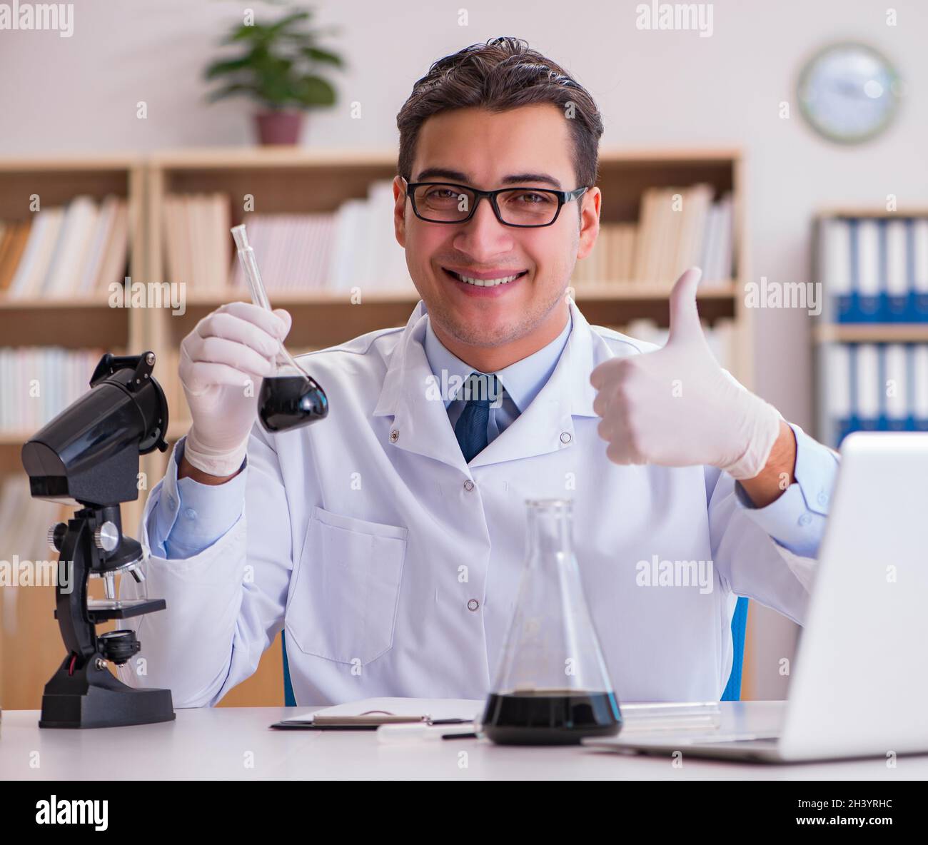 Laboratory assistan hi-res stock photography and images - Alamy