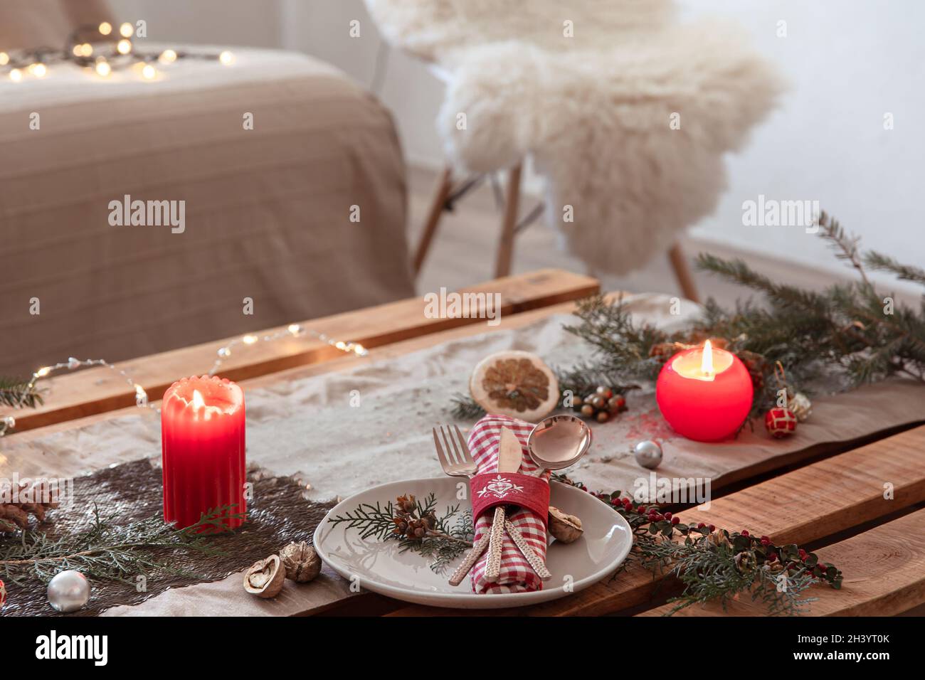 Table setting for a festive Christmas dinner Stock Photo - Alamy