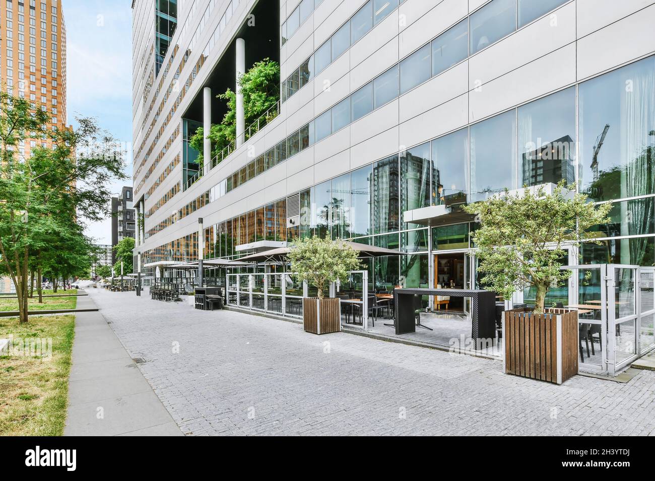 Entrance glass high rise hi-res stock photography and images - Alamy
