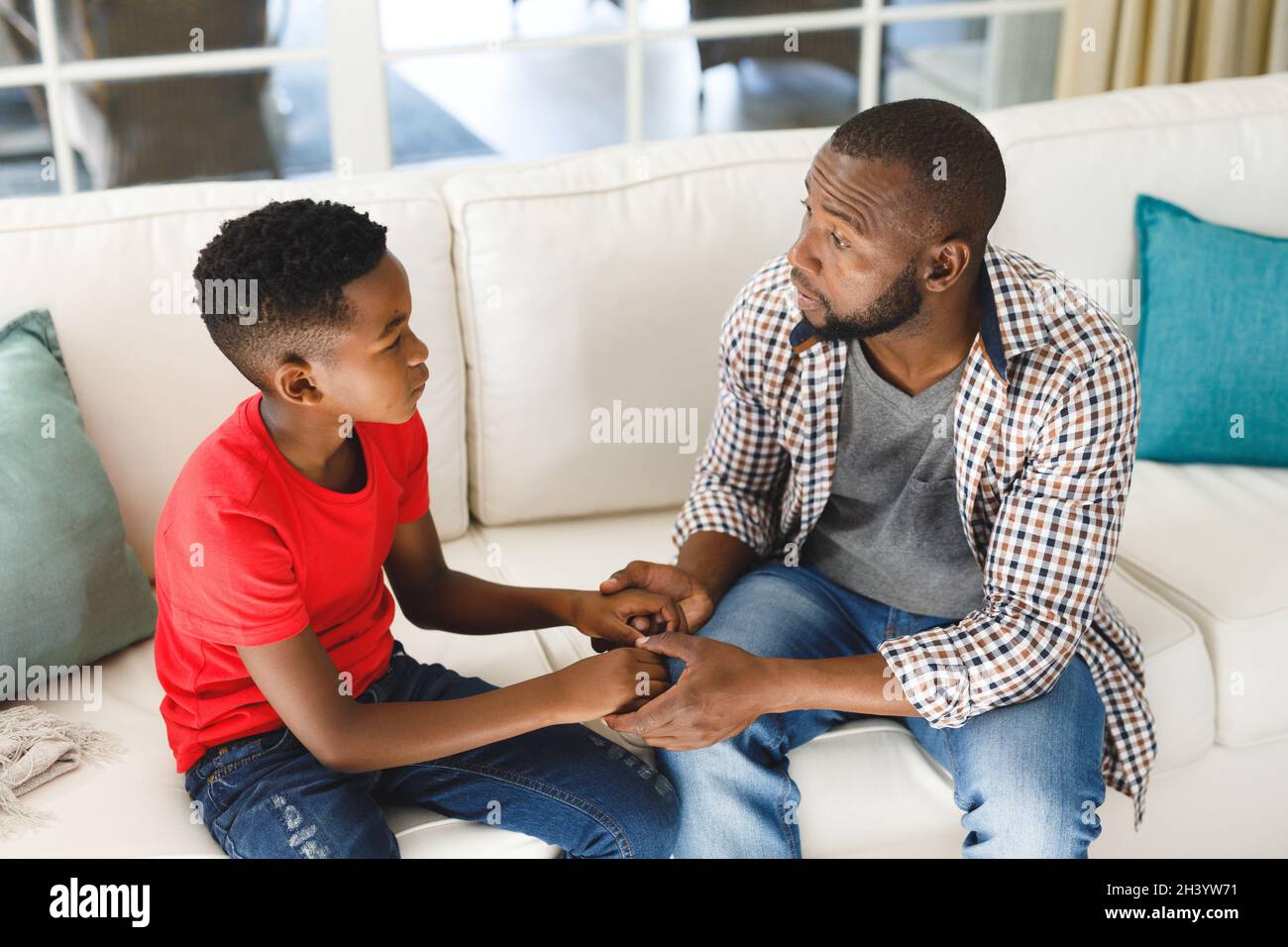 Father son talking serious hi-res stock photography and images - Alamy