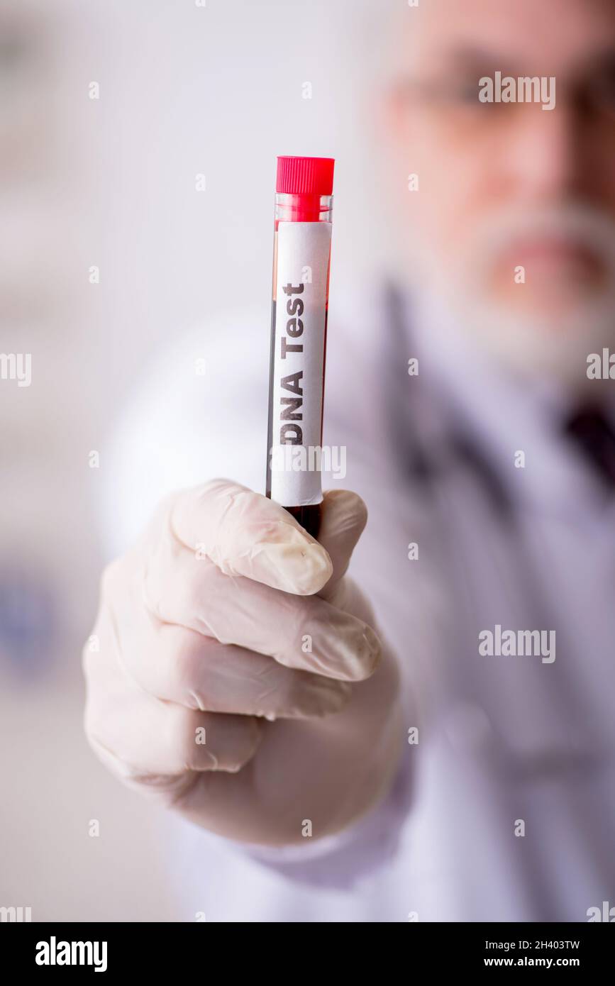 Hematologist hi-res stock photography and images - Alamy