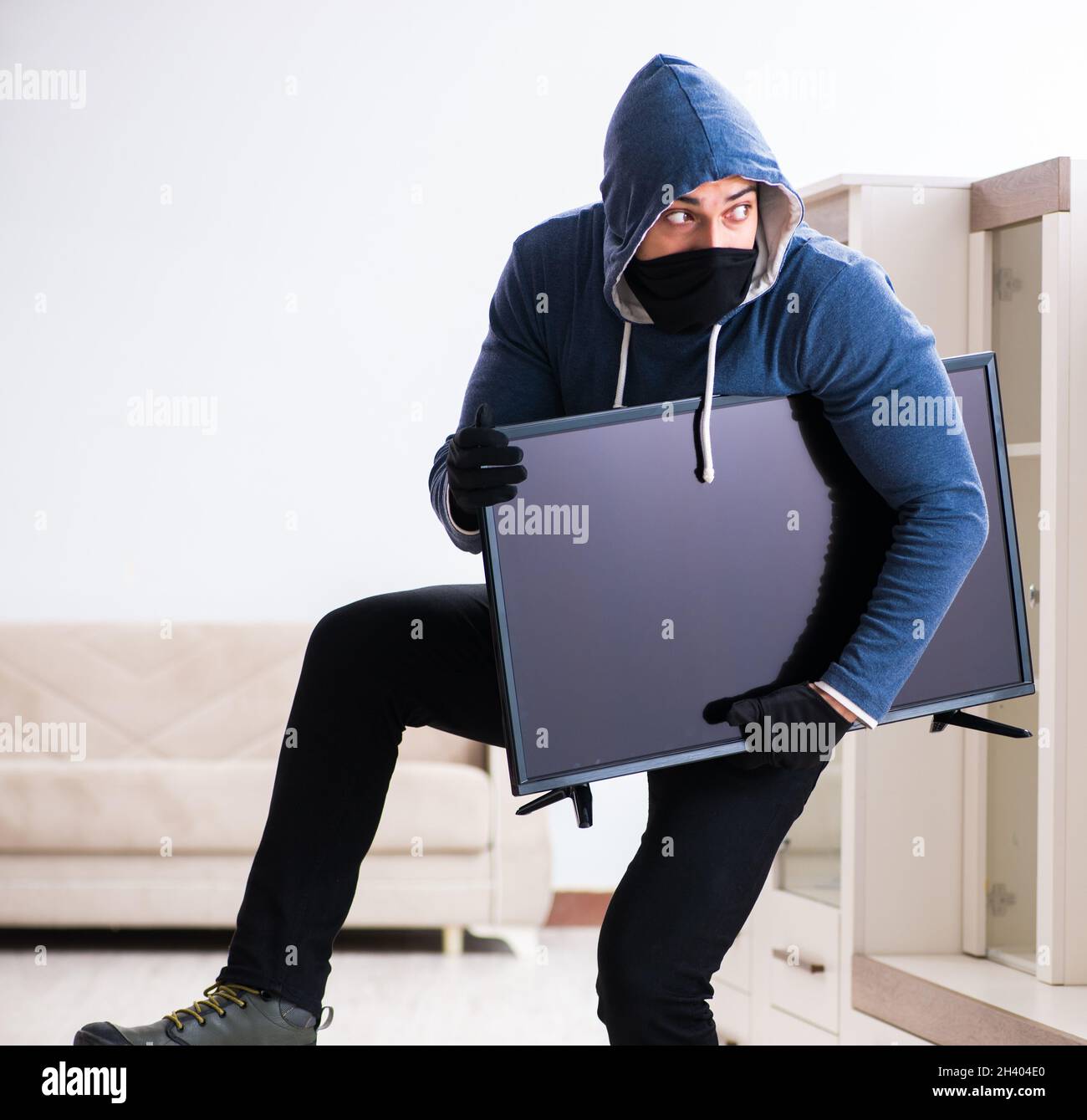 Burglar tv hi-res stock photography and images - Alamy