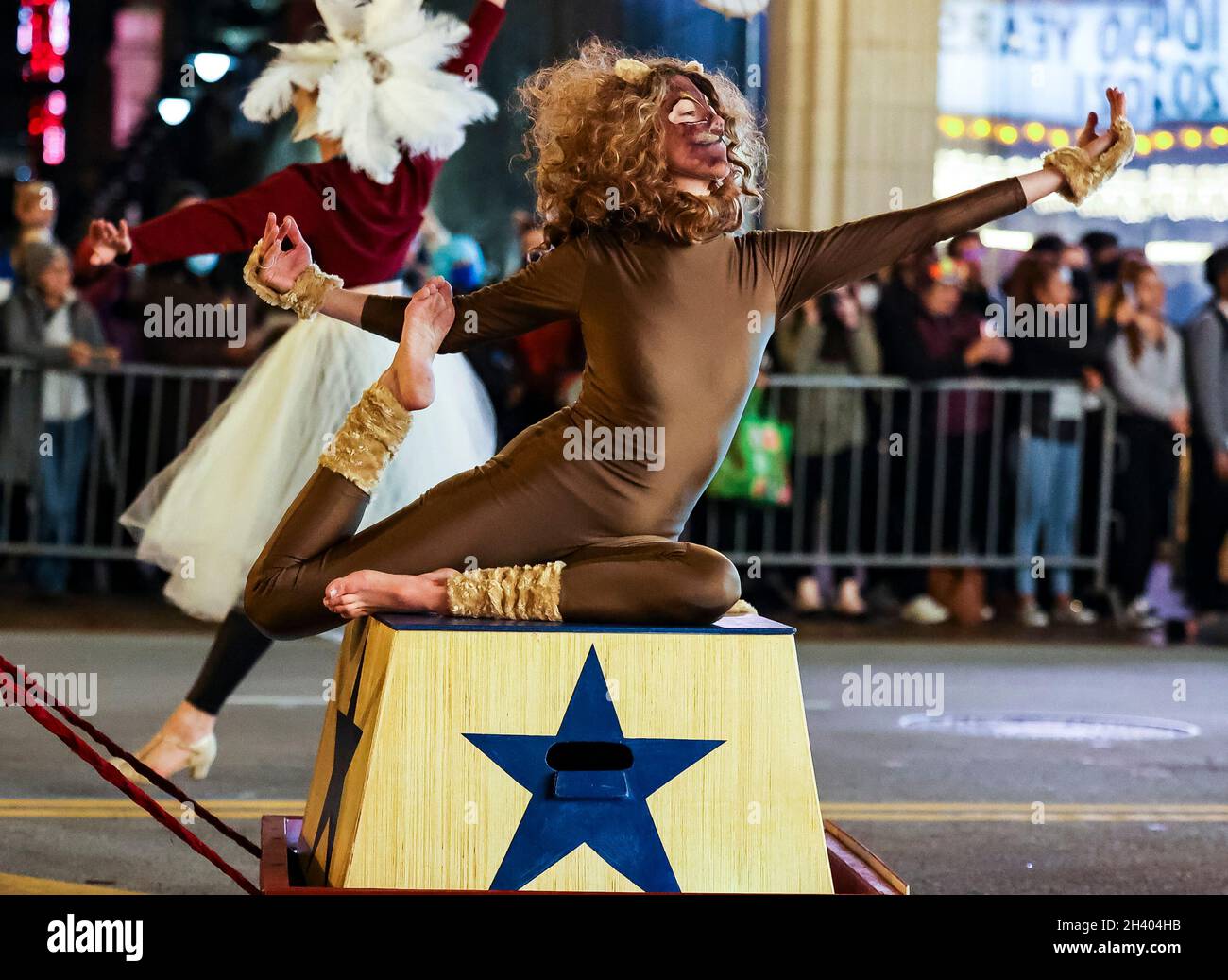 Contortionist performs hi-res stock photography and images - Alamy