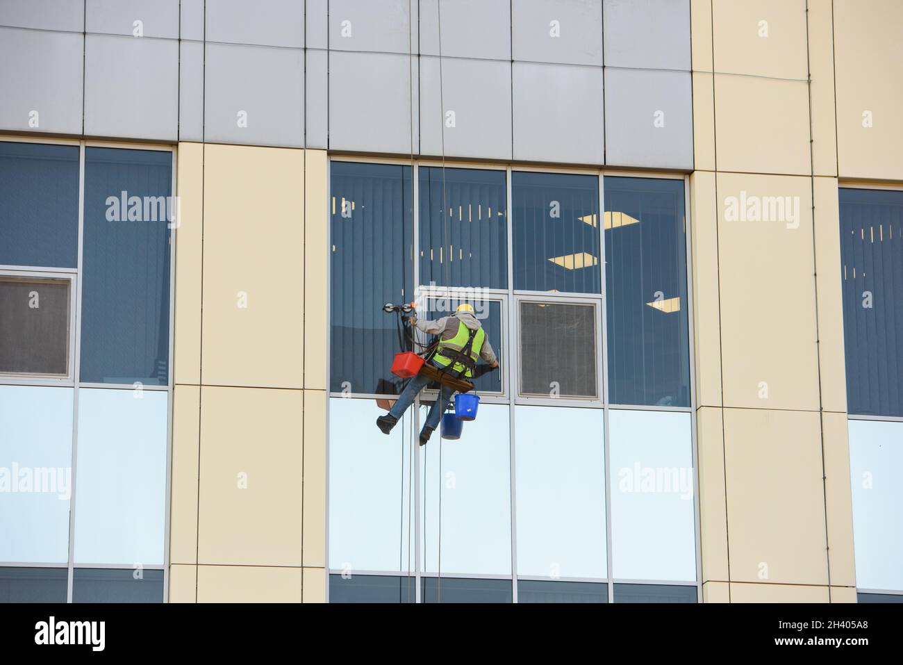 Cleaning outdoor windows hi-res stock photography and images - Alamy