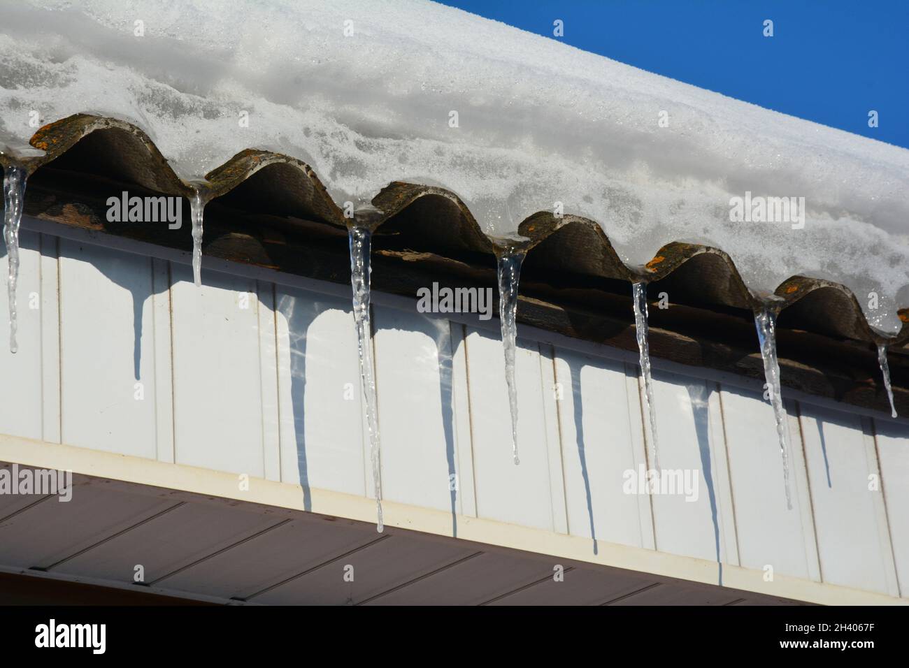 Damaged roof house hi-res stock photography and images - Alamy