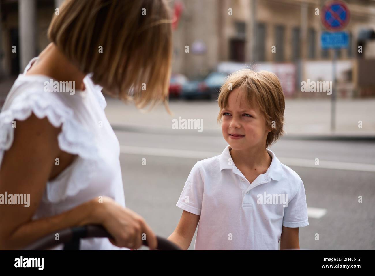 Kids safe walking together hi-res stock photography and images - Alamy