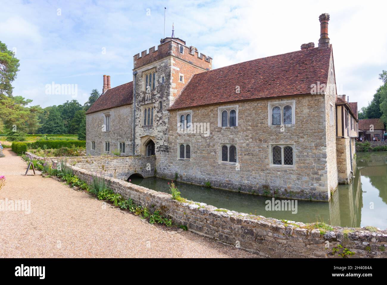 Medieval moated manor hi-res stock photography and images - Alamy