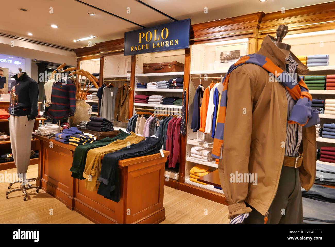 POLO RALPH LAURENT CLOTHING ON DISPLAY INSIDE THE FASHION STORE Stock ...