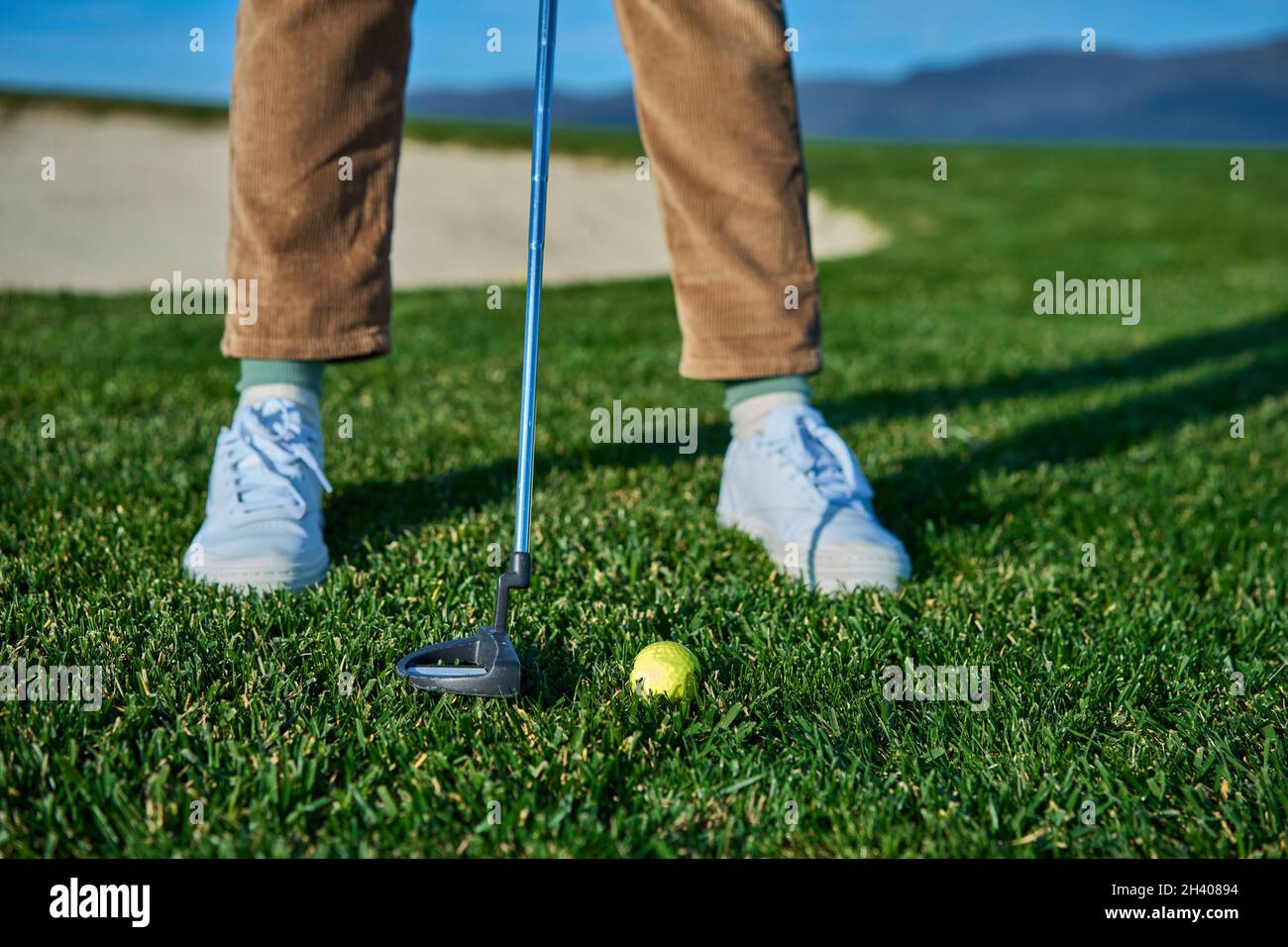 Man playing golf close hi-res stock photography and images - Alamy