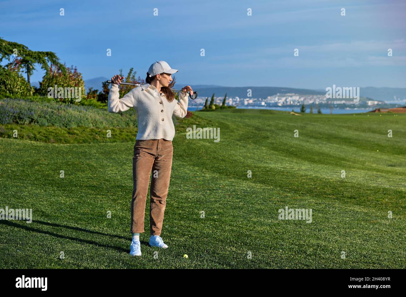 Teen girl playing golf hi-res stock photography and images - Alamy