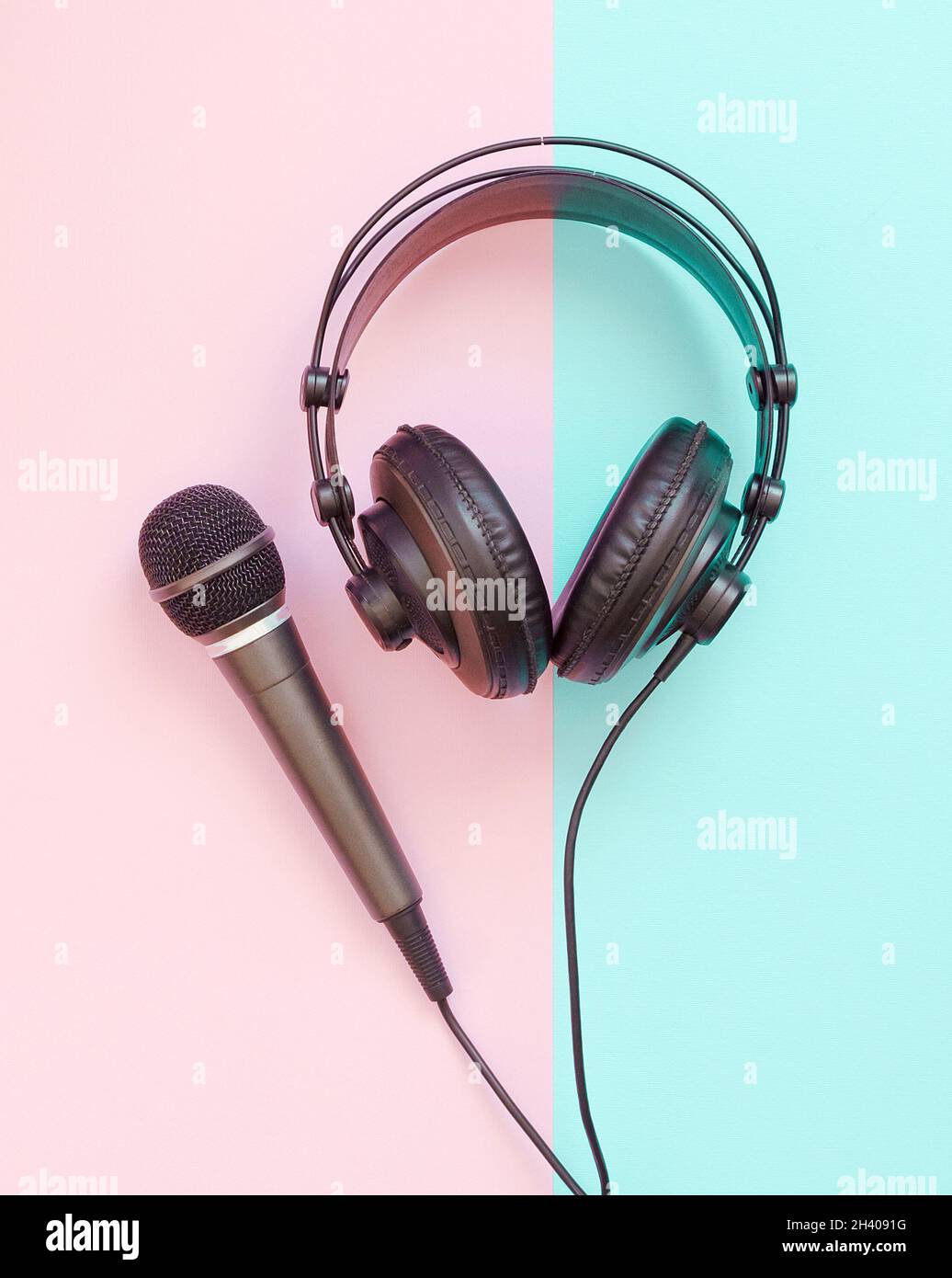 Microphone and headphone on a pastel background Stock Photo - Alamy