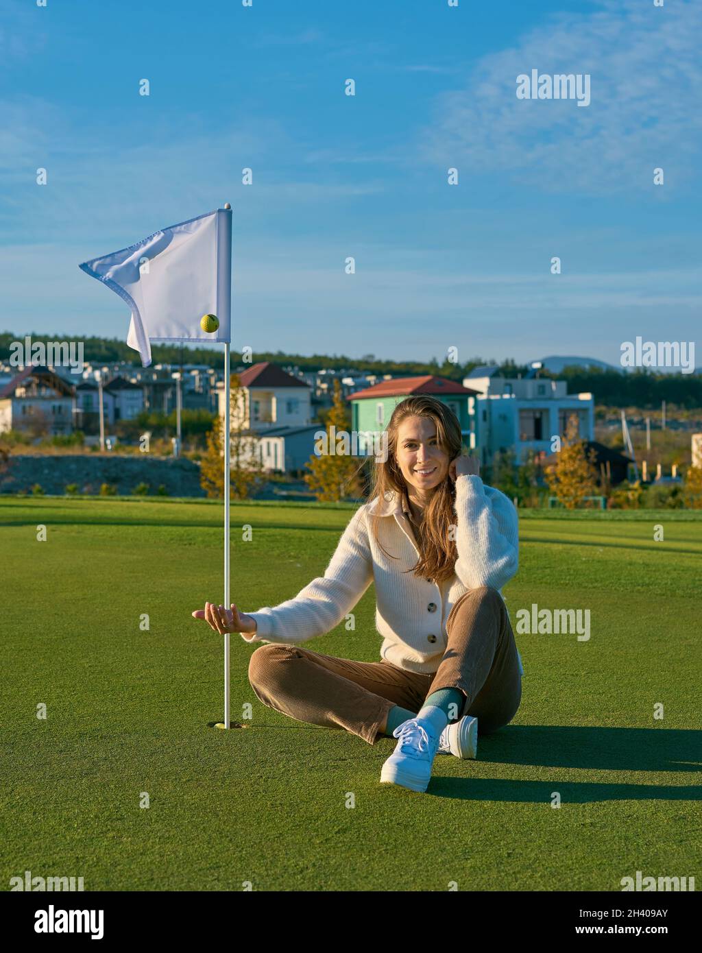 Teen girl playing golf hi-res stock photography and images - Alamy