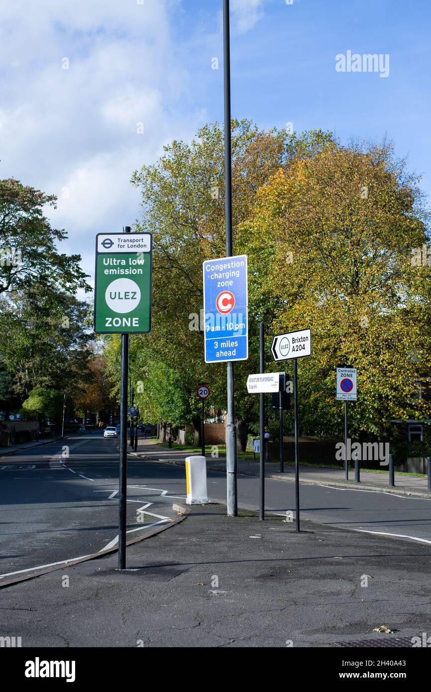 Brixton, England. 30th October, 2021. ULEZ boundary sign on the South ...