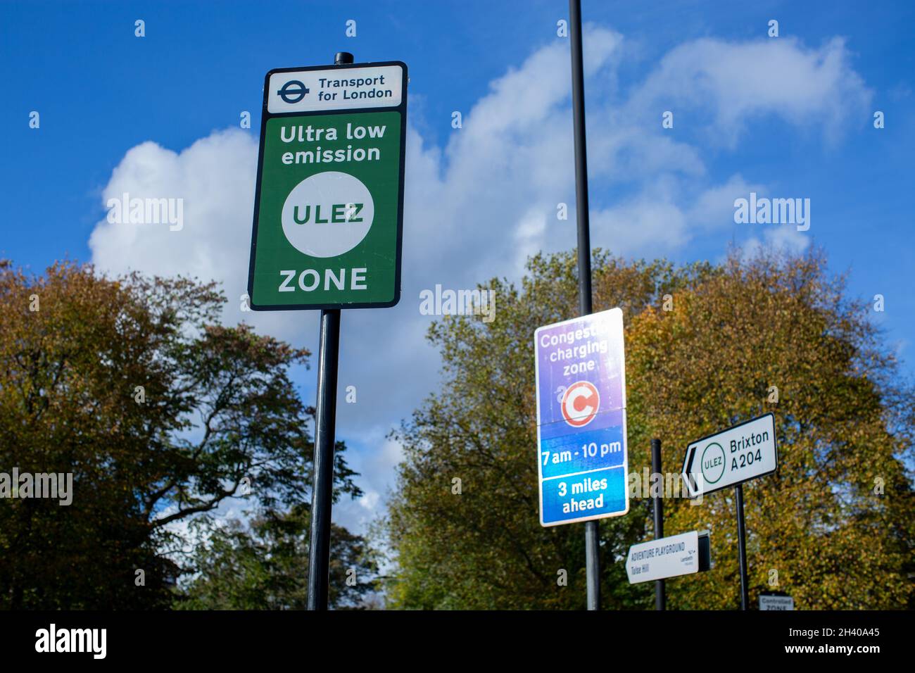 Brixton, England. 30th October, 2021. ULEZ boundary sign on the South ...