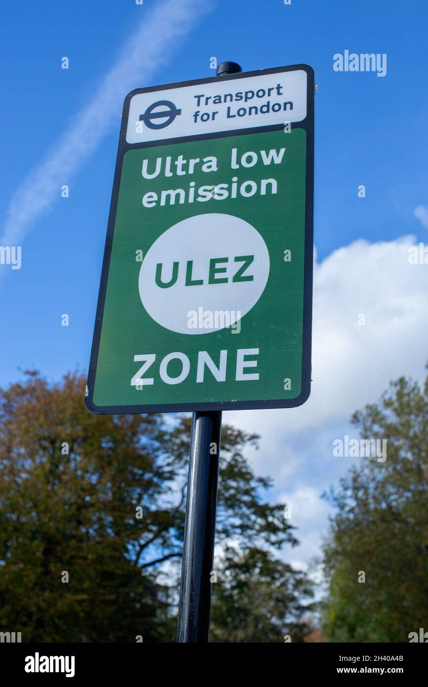 Brixton, England. 30th October, 2021. ULEZ boundary sign on the South ...