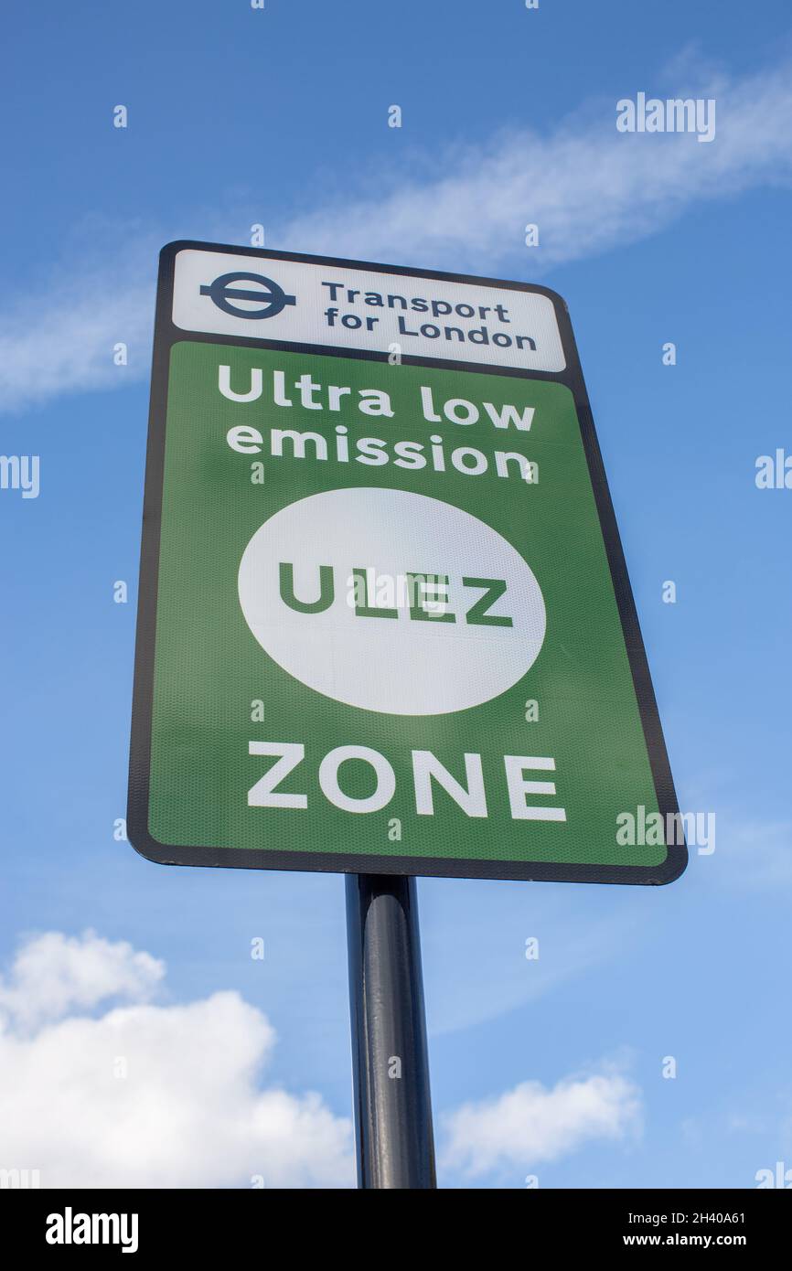 Brixton, England. 30th October, 2021. ULEZ boundary sign on the South ...