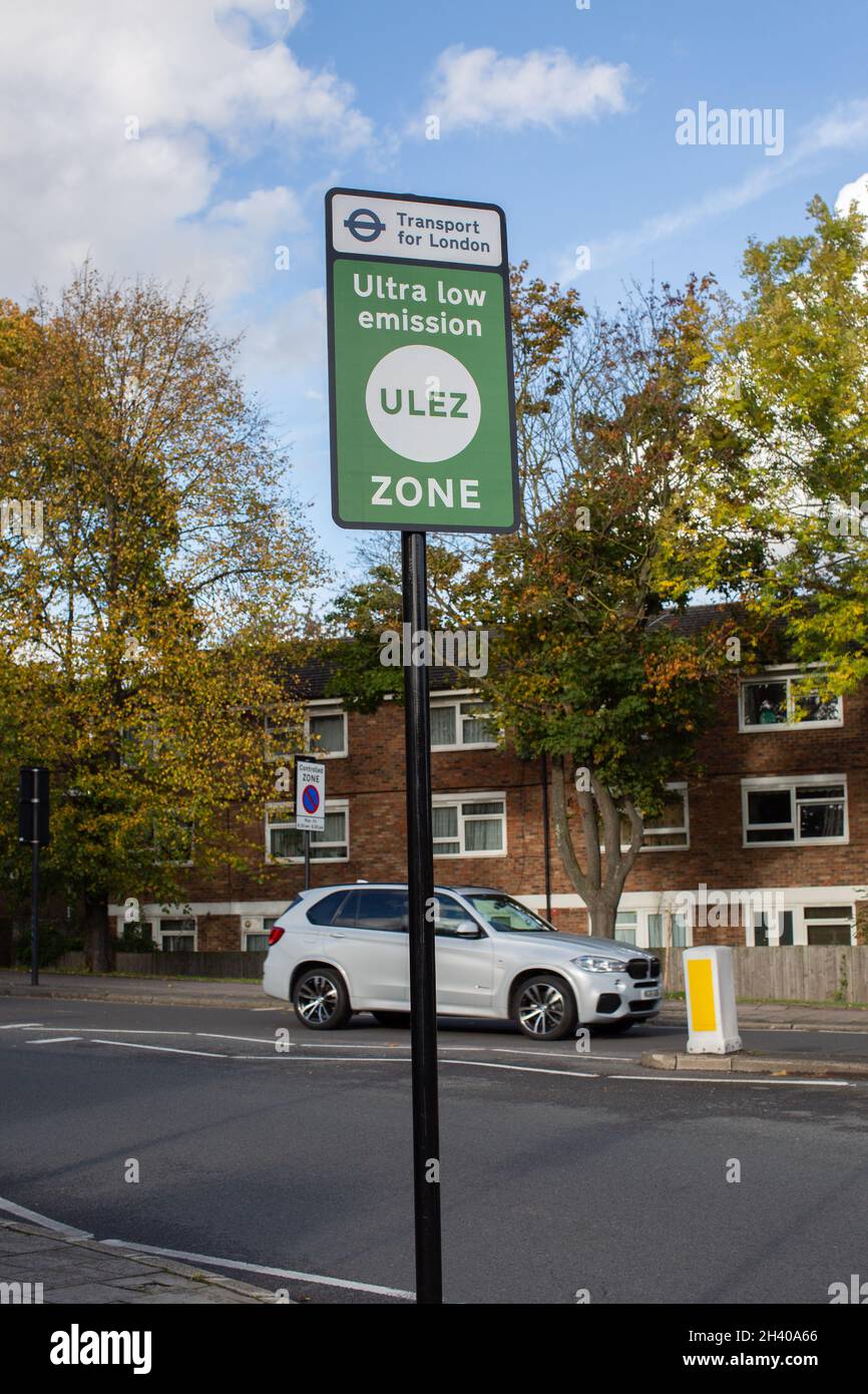 Brixton, England. 30th October, 2021. ULEZ boundary sign on the South ...
