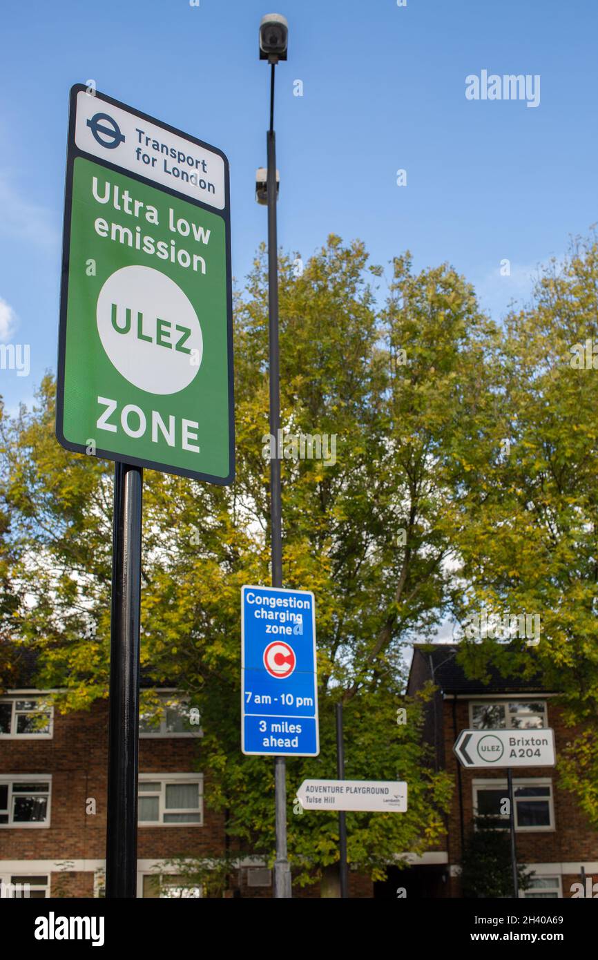 Brixton, England. 30th October, 2021. ULEZ boundary sign on the South ...