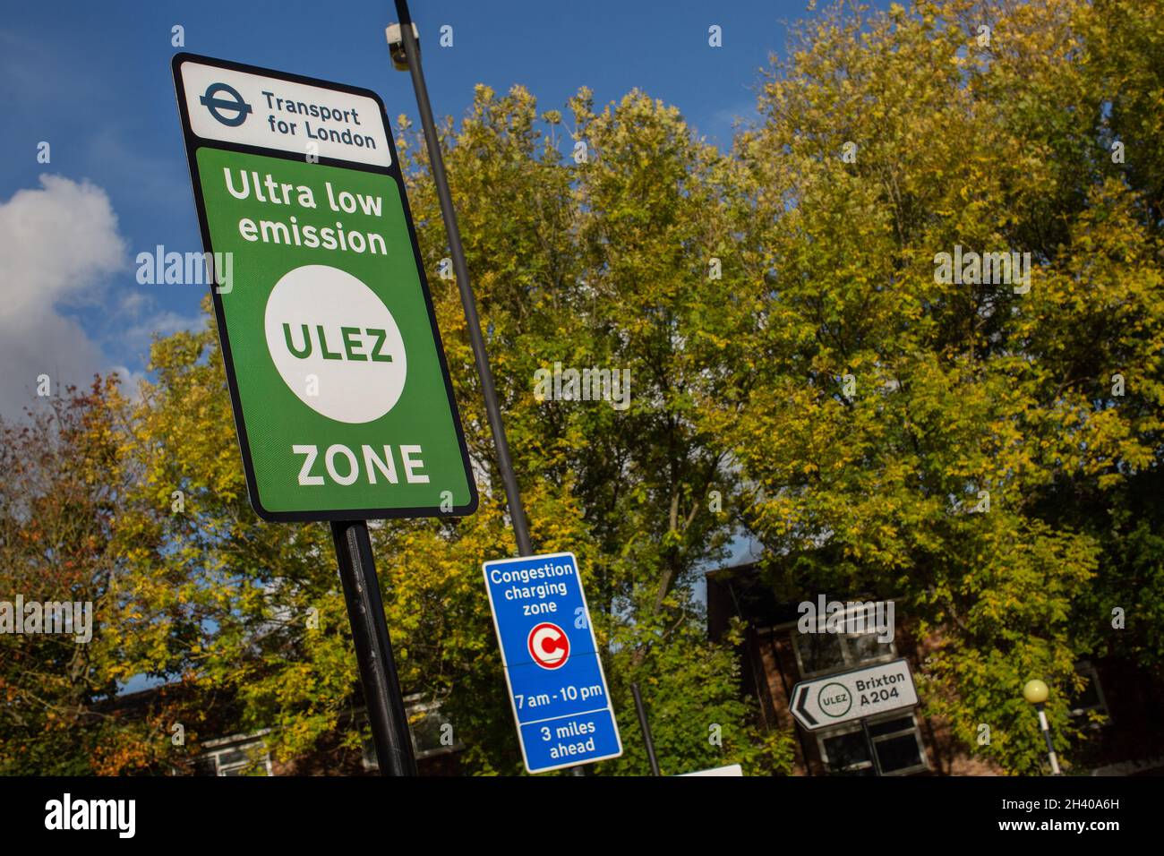 Brixton, England. 30th October, 2021. ULEZ boundary sign on the South ...