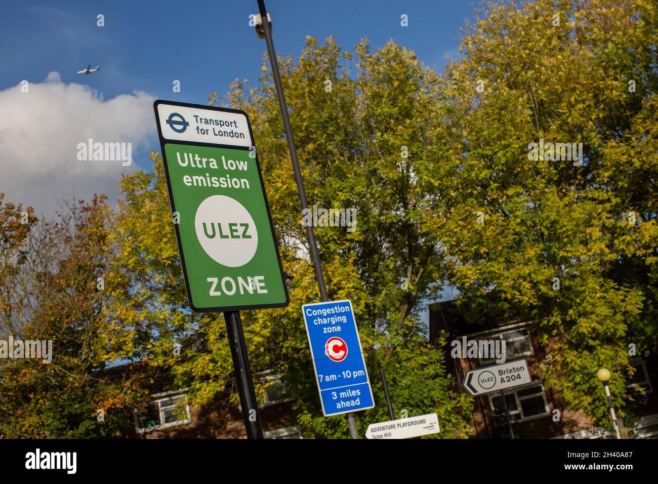 Brixton, England. 30th October, 2021. ULEZ boundary sign on the South ...