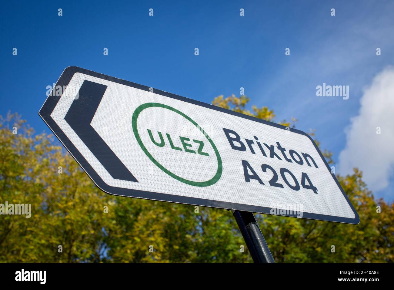 Brixton, England. 30th October, 2021. ULEZ boundary sign on the South ...