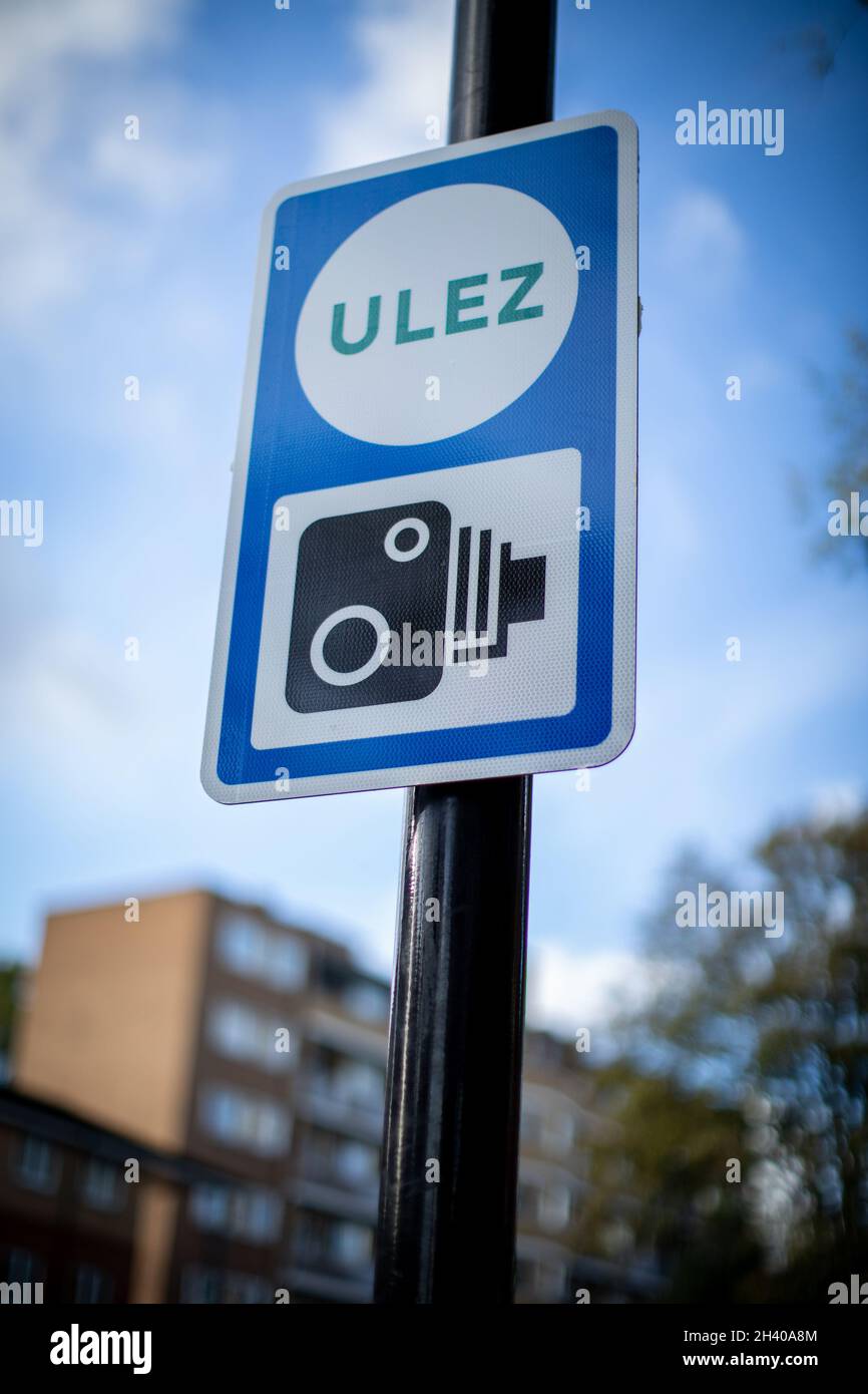 Brixton, England. 30th October, 2021. ULEZ boundary sign on the South ...