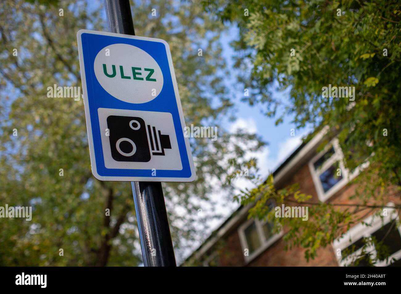 Brixton, England. 30th October, 2021. ULEZ boundary sign on the South ...