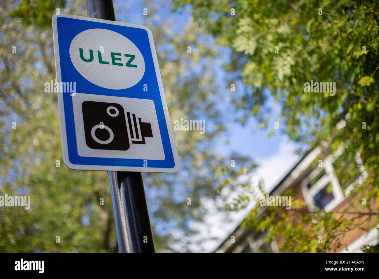 Brixton, England. 30th October, 2021. ULEZ boundary sign on the South ...