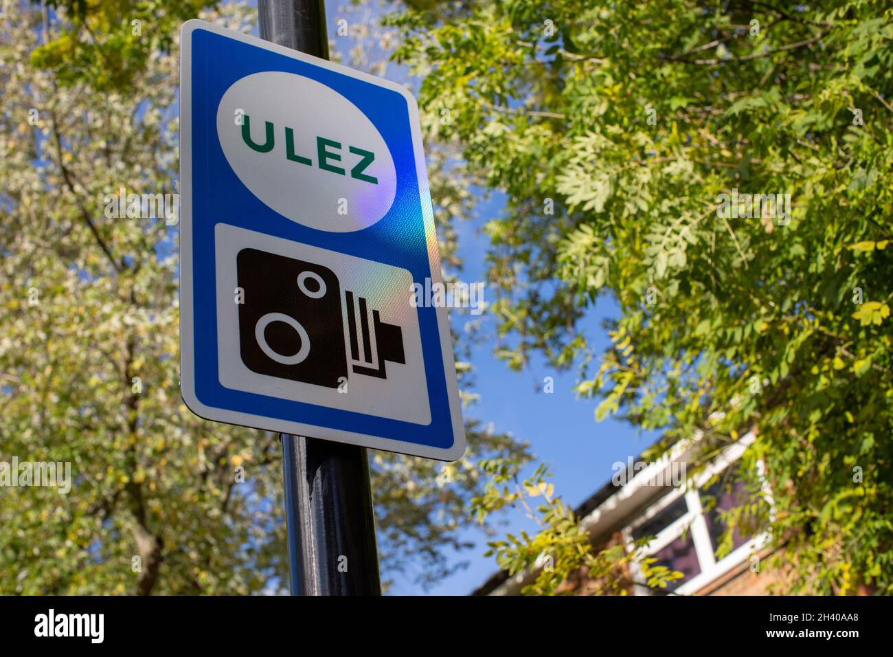 Brixton, England. 30th October, 2021. ULEZ boundary sign on the South ...