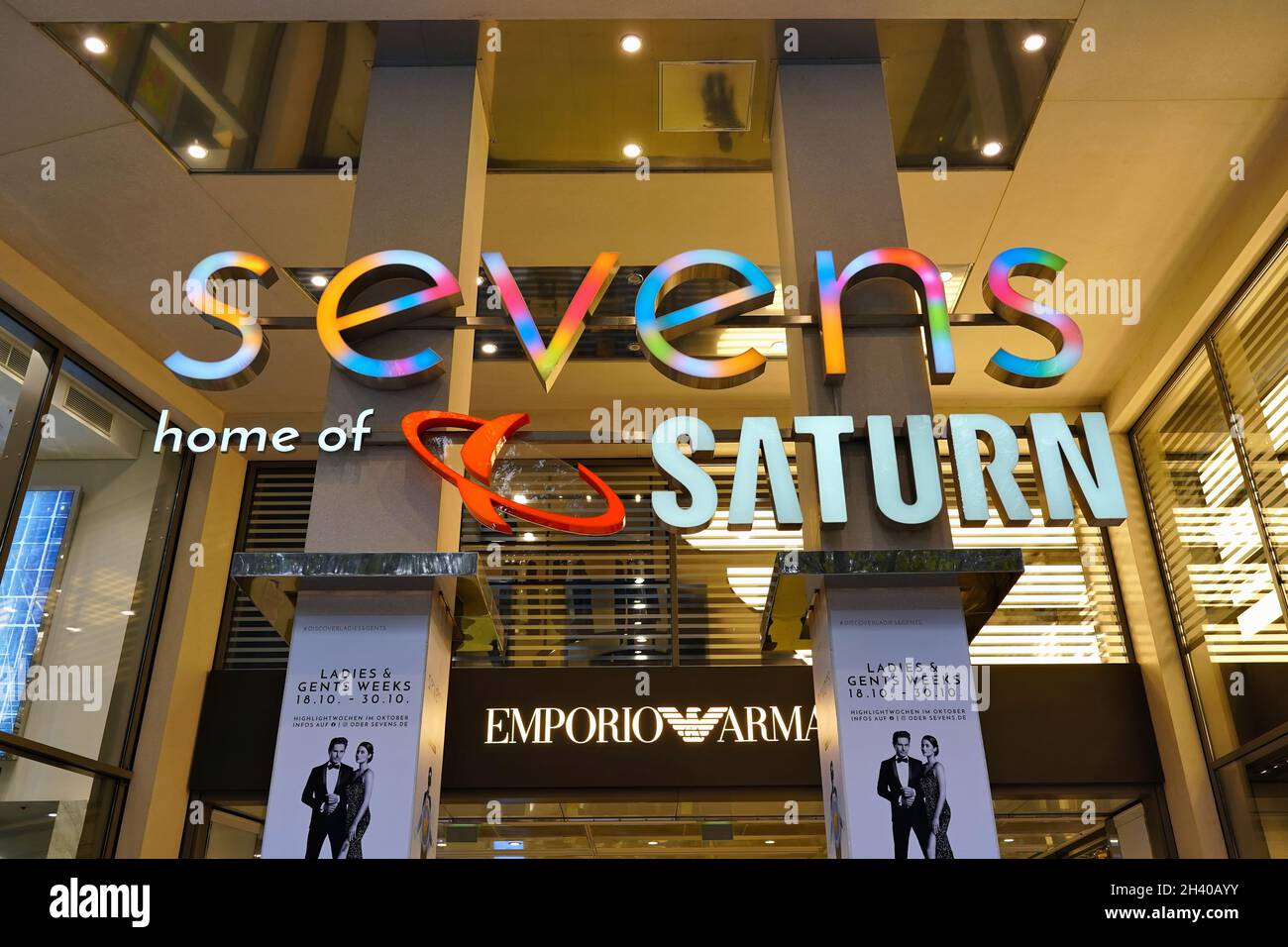 Mall entrance front facade hi-res stock photography and images - Alamy