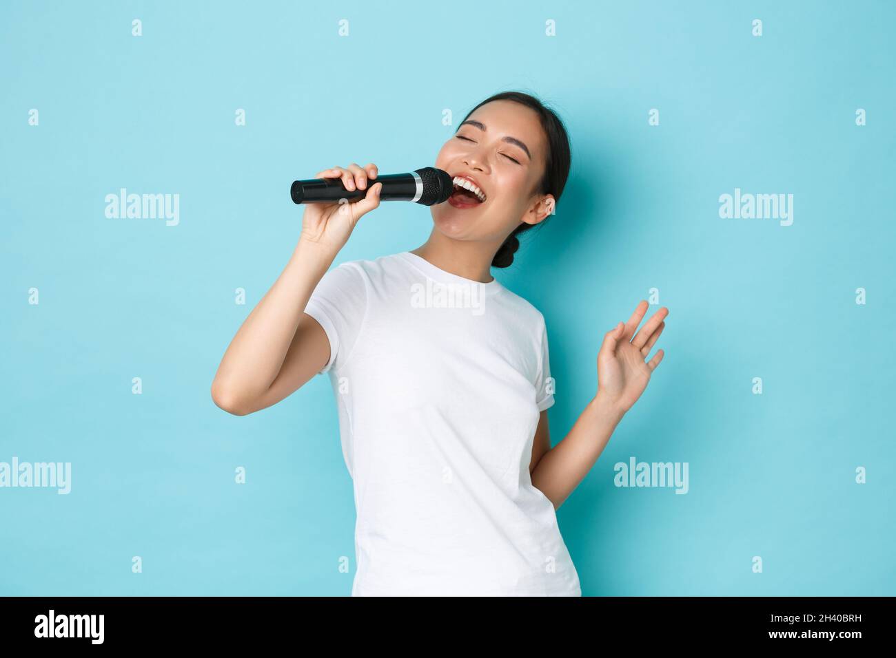 Lifestyle, people and leisure concept. Passionate and carefree pretty ...