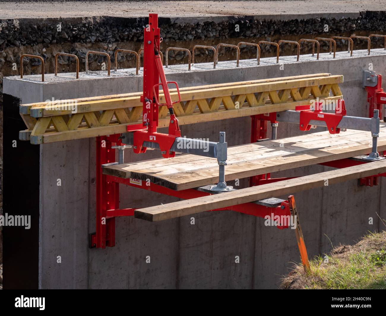 Modular formwork panel system for casting reinforced concrete into the ...