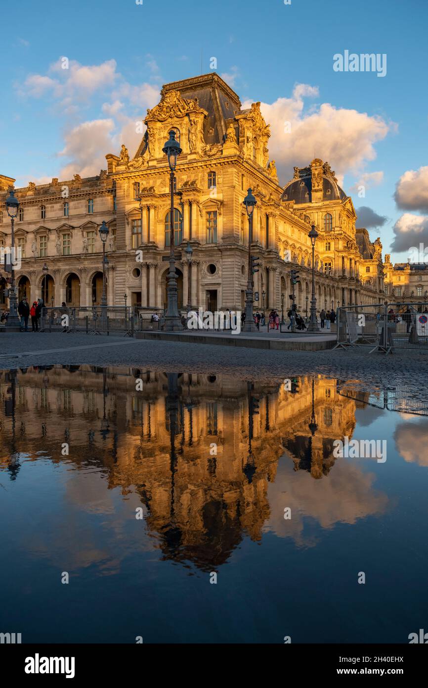 Louvre seine river paris france hi-res stock photography and images - Alamy