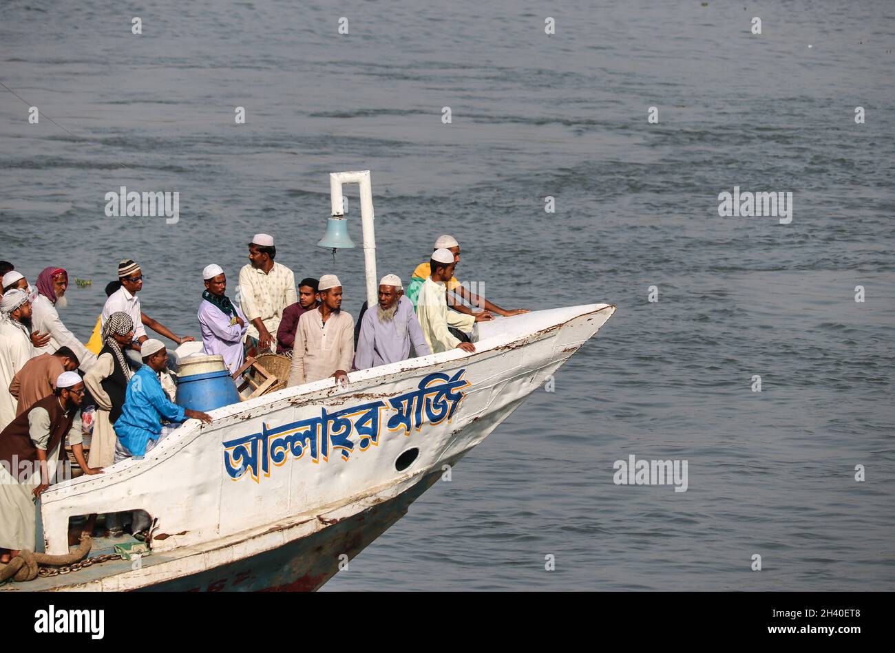 Overcrowded ship hi-res stock photography and images - Alamy