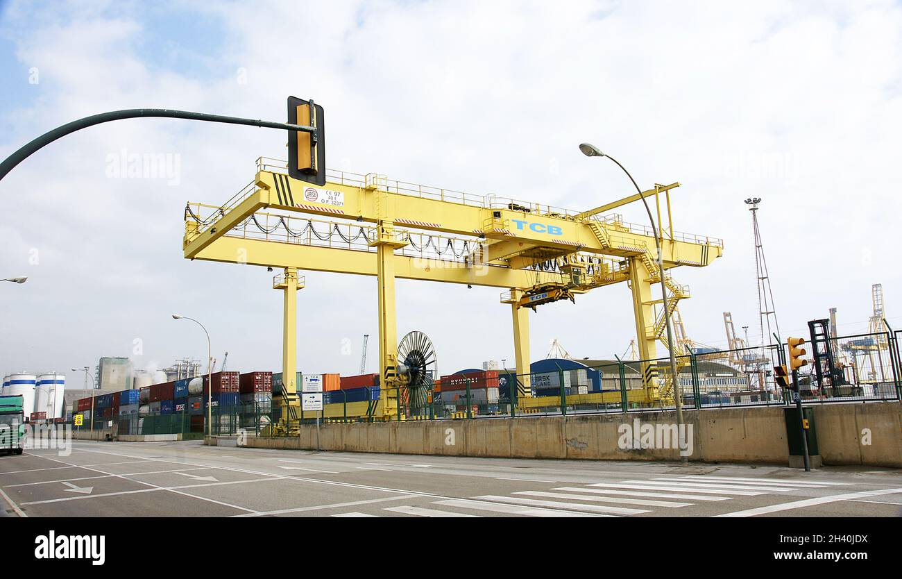 Portic crane hi-res stock photography and images - Alamy