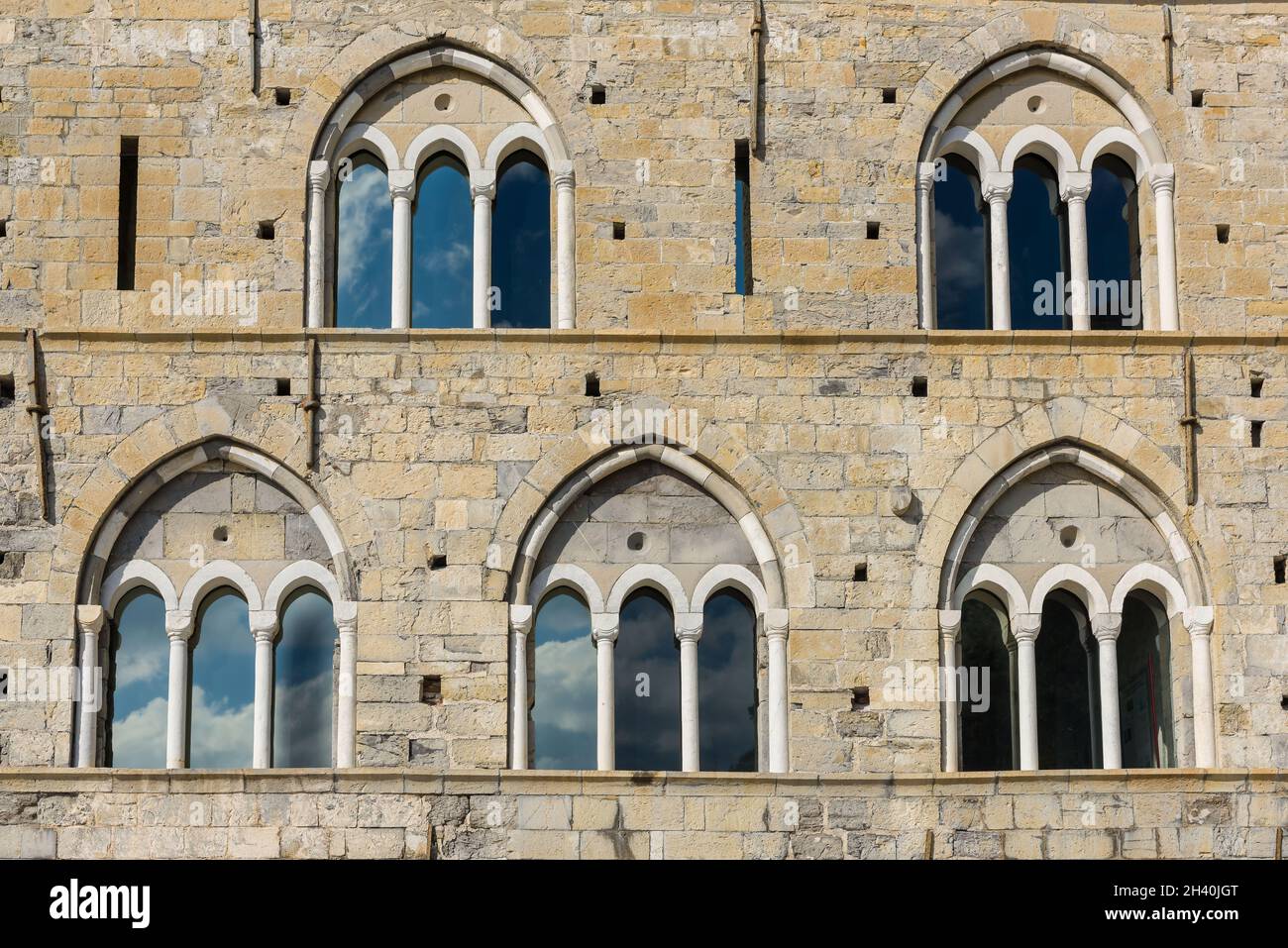 Medieval windows hi-res stock photography and images - Alamy