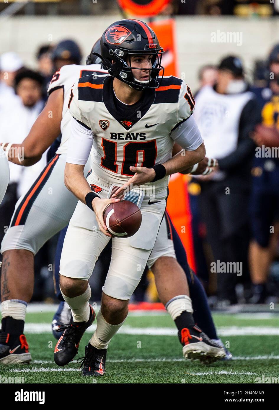 Berkeley, CA U.S. 30th Oct, 2021. A. Oregon State quarterback Chance ...